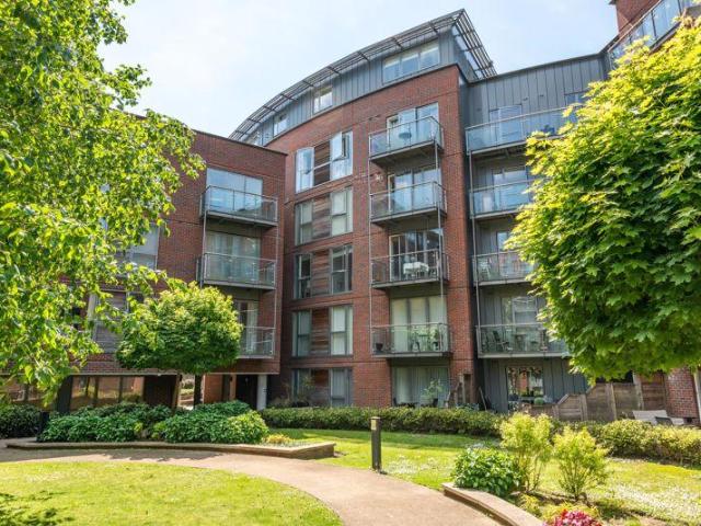 The Heart, Walton On Thames 2 bed apartment to rent £1,750 pcm £404 pw
