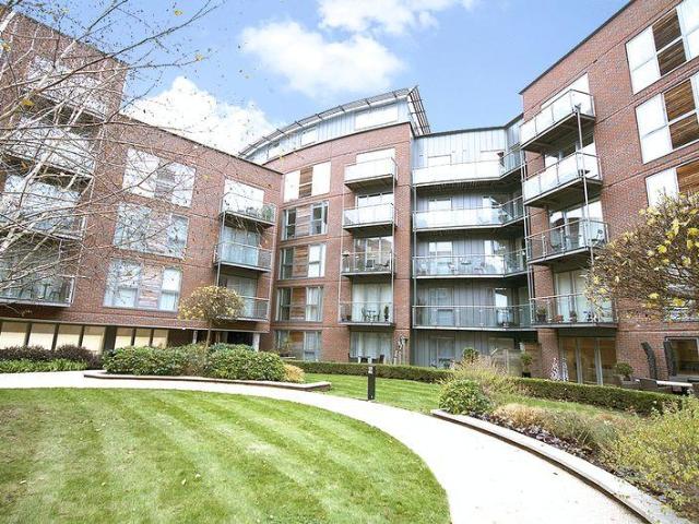 The Heart, Walton On Thames 2 bed apartment to rent £1,750 pcm £404 pw