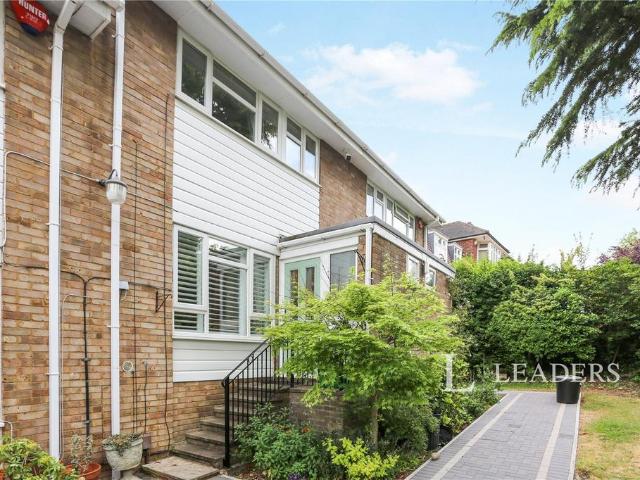 The Heights, Foxgrove Road. 3 bed terraced house to rent £2,300 pcm £531 pw