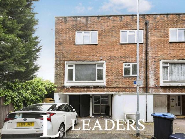 The Hides, Harlow, CM20 5 bed house to rent £2,350 pcm £542 pw