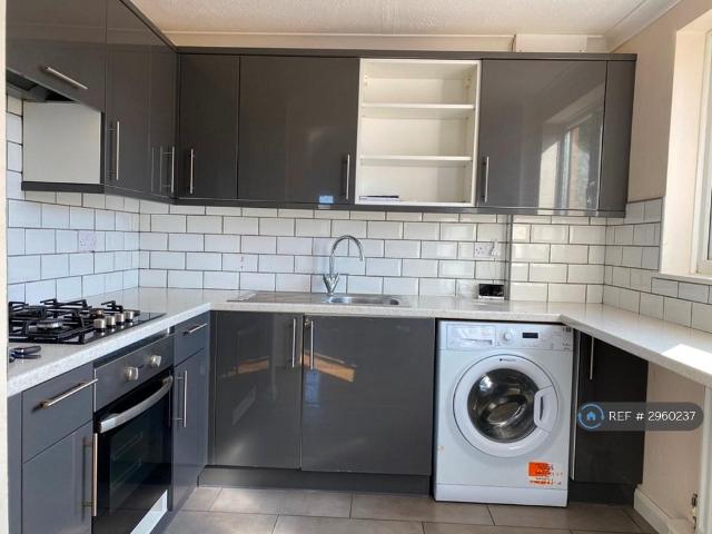 The High Street, Two Mile Ash, Milton. 2 bed flat to rent £1,175 pcm £271 pw