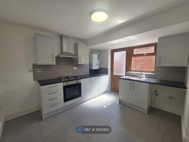 The Highlands, Edgware HA8, 3 bed flat to rent, £2,000 pcm | PrimeLocation