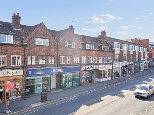 The Highway, Beaconsfield. 3 bed apartment to rent £2,100 pcm £485 pw