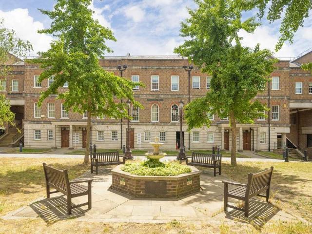 The Highway, London E1W 2 bed flat to rent £2,400 pcm £554 pw