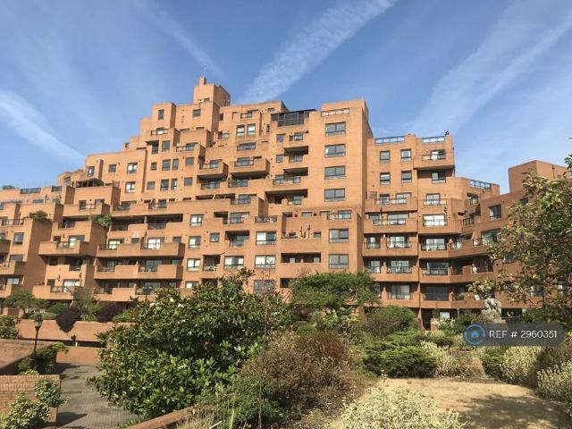 The Highway, London, E1W 2 bed flat to rent £2,750 pcm £635 pw