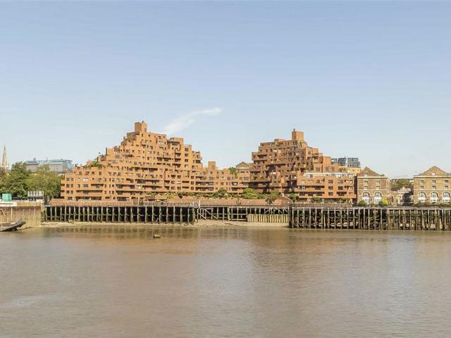 The Highway, London E1W 2 bed flat to rent £2,900 pcm £669 pw