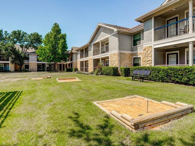 The Oaks at Hampton 2 Bedroom Apartment for Rent at 2514 Perryton Dr, Dallas, TX 75224