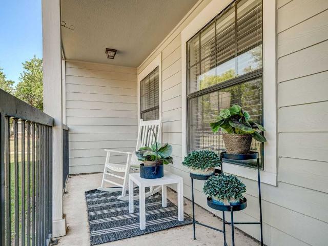 The Oaks at Hampton 2 Bedroom Apartment for Rent at 2514 Perryton Dr, Dallas, TX 75224