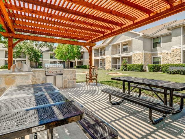 The Oaks at Hampton 2 Bedroom Apartment for Rent at 2514 Perryton Dr, Dallas, TX 75224