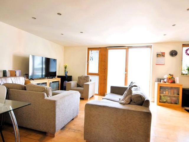 The Oaks Square, Epsom, Surrey, KT19 8AR