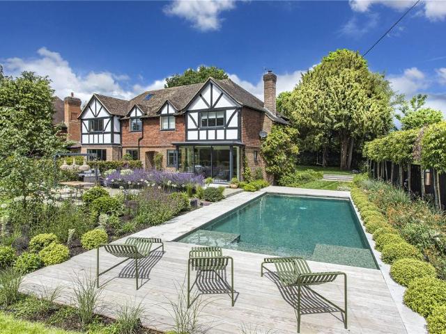 The Old Carriageway, Sevenoaks, Kent. 6 bed detached house to rent £10,000 pcm £2,308 pw