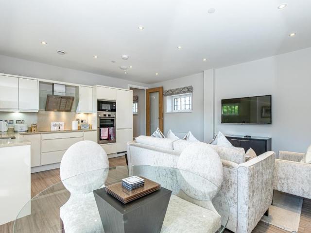 The Old Gaol, Abingdon 2 bed apartment to rent £1,900 pcm £438 pw