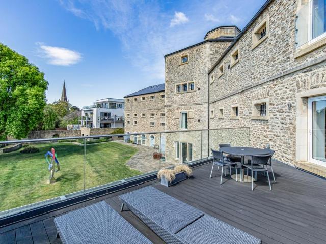 The Old Gaol, Abingdon 2 bed apartment to rent £2,000 pcm £462 pw