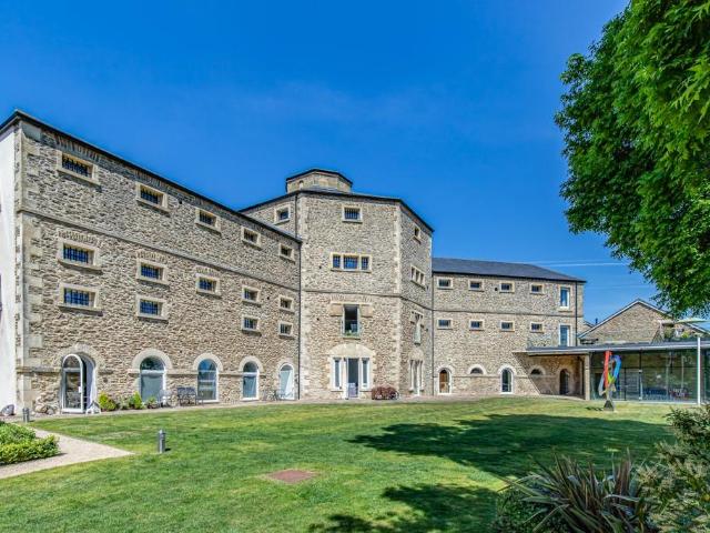 The Old Gaol, Abingdon 2 bed apartment to rent £2,250 pcm £519 pw