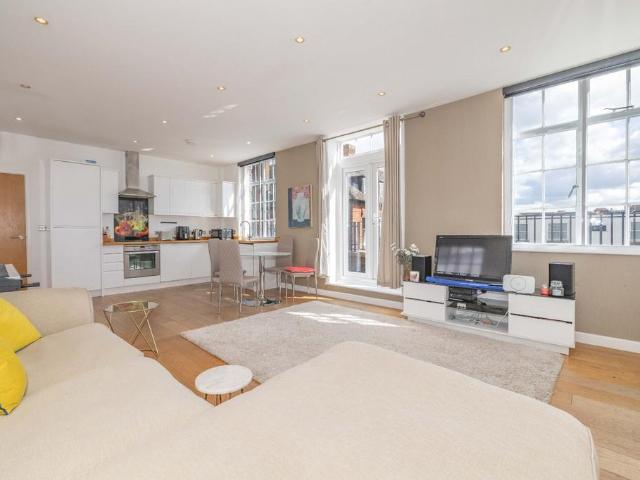 The Old Post Office, Stour Street. 2 bed flat to rent £1,600 pcm £369 pw