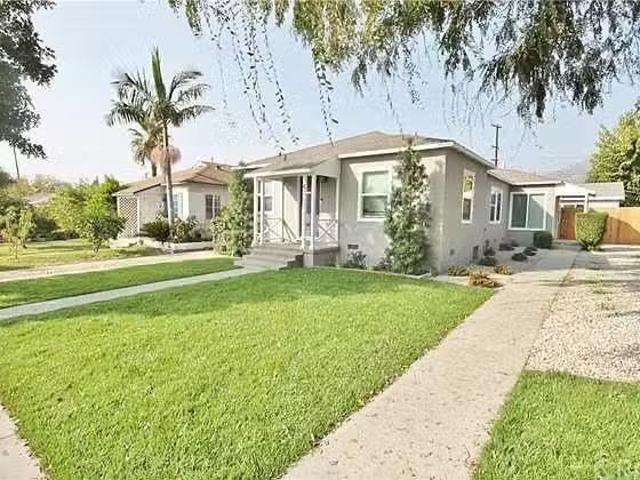 The lovely unit has 2 bedrooms and 1 bathroom. Renovated new k.