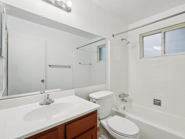 The Loop on Greenfield 2 Bedroom Apartment for Rent at 25500 Greenfield Rd, Oak Park, MI 48237