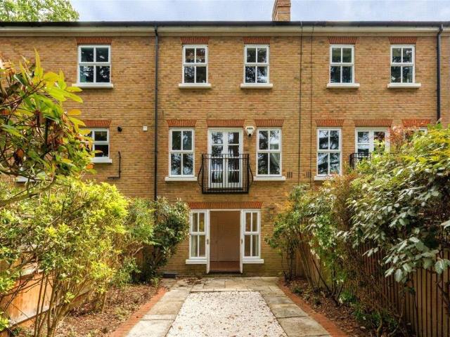 The Laurels, Weybridge, Surrey, KT13 4 bed mews to rent £3,000 pcm £692 pw