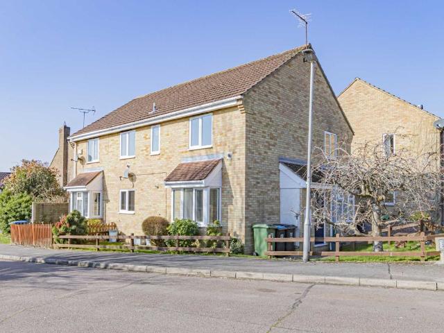 The Lawns, Hemel Hempstead, Hertfordshire HP1, 2 bed detached house to rent, £1,500 pcm | PrimeLocation
