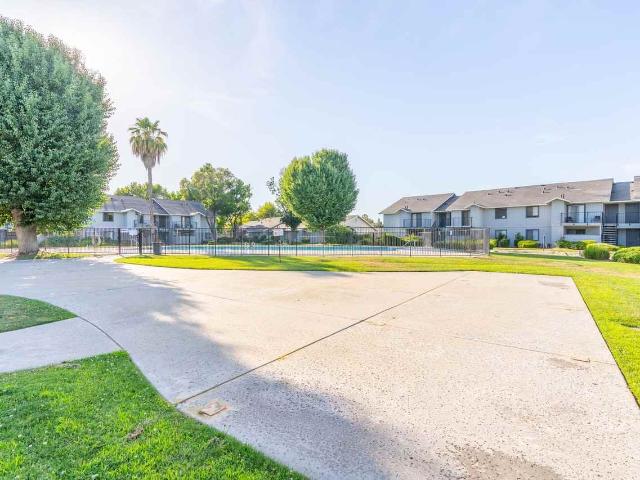 The Lakes 2 Bedroom Apartment for Rent at 4444 W Palo Alto Ave, Fresno, CA 93722 Fig Garden Loop