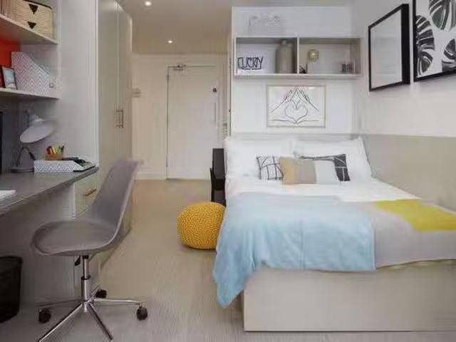 The Lantern Bronze En Suite