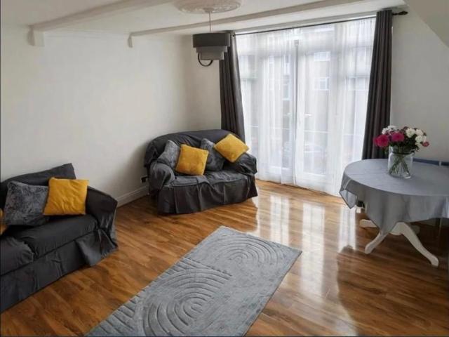 The Larches, Luton LU2, Room to rent, £700 pcm | PrimeLocation