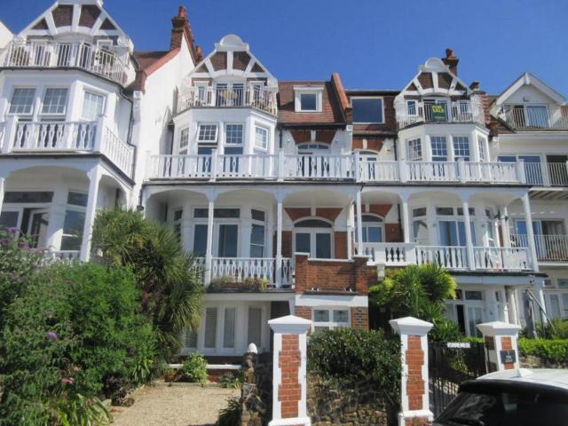 The Leas, Westcliff On Sea 2 bed flat to rent £1,700 pcm £392 pw