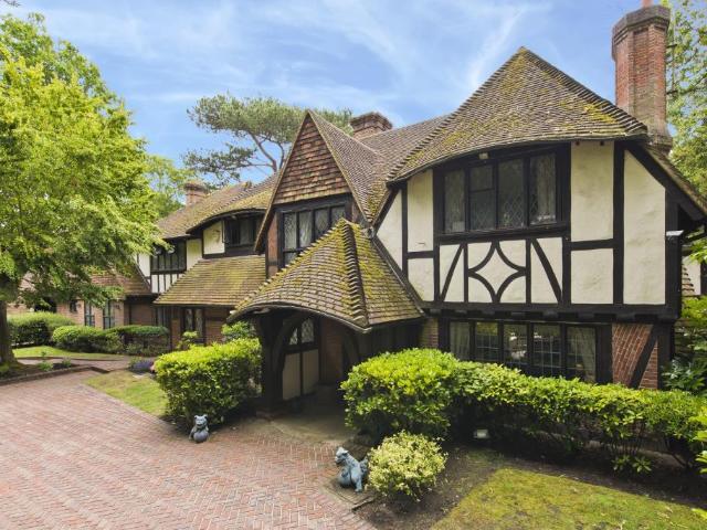 The Moat House, 102 Silverdale. 5 bed terraced house to rent £9,995 pcm £2,307 pw