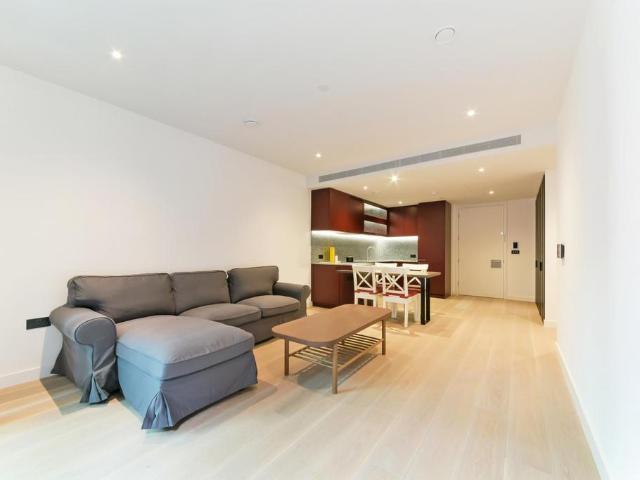 The Modern, Embassy Gardens, London. 2 bed flat to rent £4,333 pcm £1,000 pw