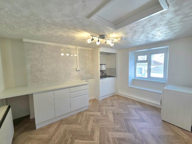 The Moor, Falmouth TR11, 2 bed flat to rent, £1,200 pcm | PrimeLocation