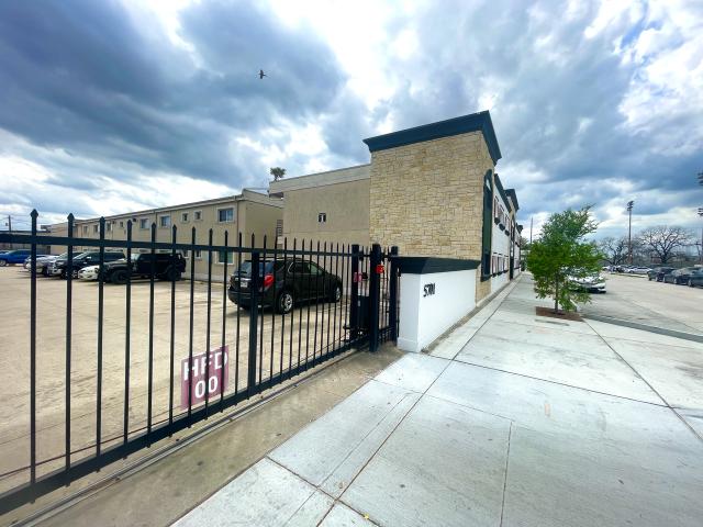 The Majestic Studio Apartment for Rent at 5701 Schumacher Ln, Houston, TX 77057 Woodlake Briar Meadow