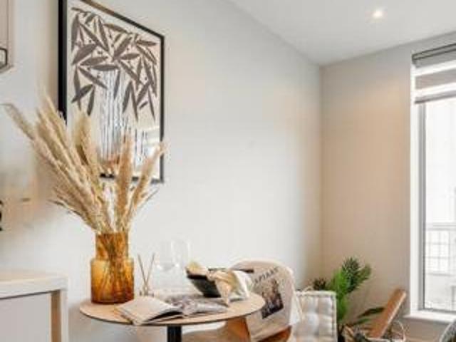 The Mall, London, Studio Flat For