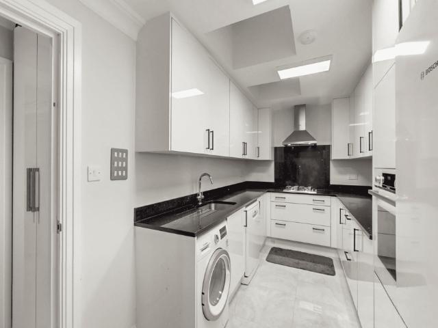 The Mall, London, W5 2 bed apartment to rent £2,500 pcm £577 pw
