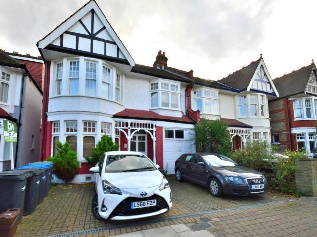 The Mall, Southgate, London. N14 2 bed flat to rent £1,850 pcm £427 pw