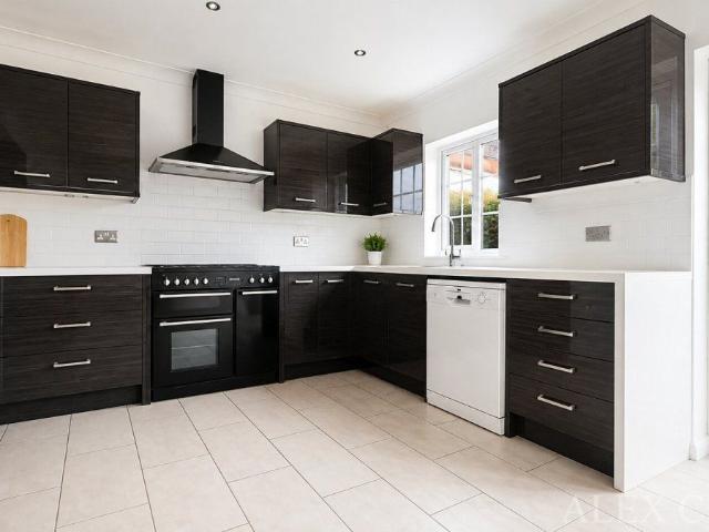 The Mall, Southgate N14, 5 bed terraced house to rent, £3,000 pcm | PrimeLocation
