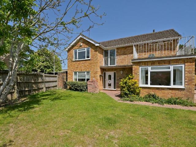The Meadows, Flackwell Heath, High. 4 bed detached house to rent £2,950 pcm £681 pw
