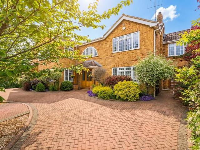 The Meadows, Flackwell Heath, HP10 5 bed detached house to rent £5,950 pcm £1,373 pw