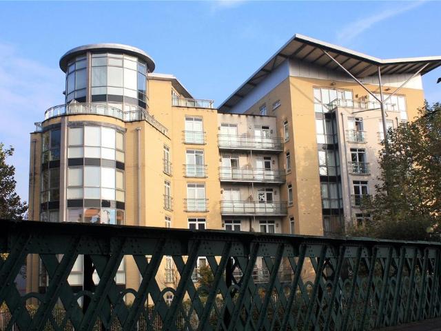 The Meridian, Kenavon Drive, Reading. 2 bed apartment to rent £1,650 pcm £381 pw