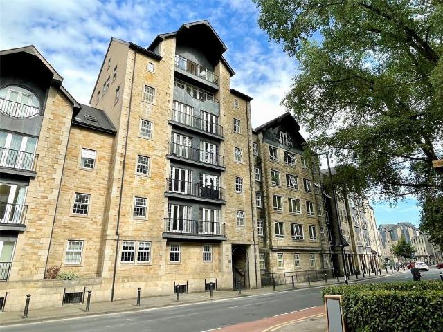 The Millrace, Lancaster, LA1 2 bed flat to rent £1,050 pcm £242 pw