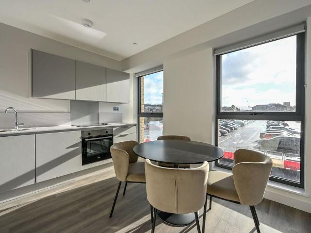 The Mint, Guildford, GU1 2 bed flat to rent £2,360 pcm £545 pw