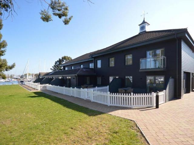 The Salterns, Chichester Marina. 2 bed flat to rent £1,700 pcm £392 pw