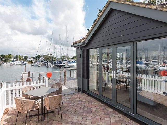 The Salterns, Chichester Marina. 2 bed flat to rent £2,250 pcm £519 pw