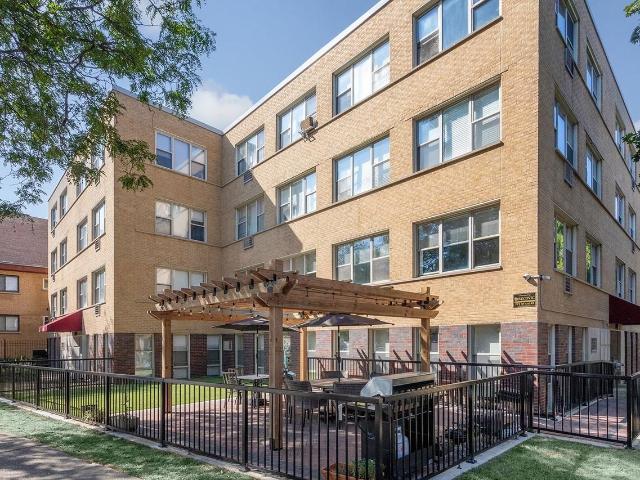 The Sheridan Estes at Loyola Park 3 Bedroom Apartment for Rent at 7070 N Sheridan Rd, Chicago, IL 60626 Rogers Park