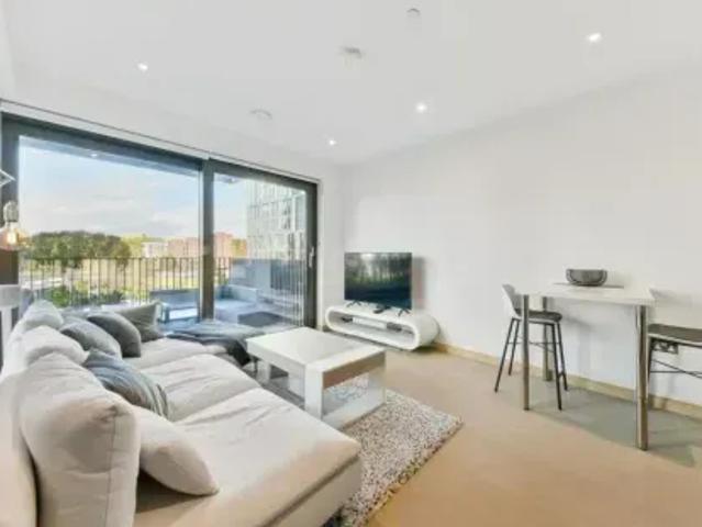 The Sky Pool, Viaduct Gardens, London, SW11 7AY, United Kingdom | 1 bed apartment for rent #167692164 | Rentberry