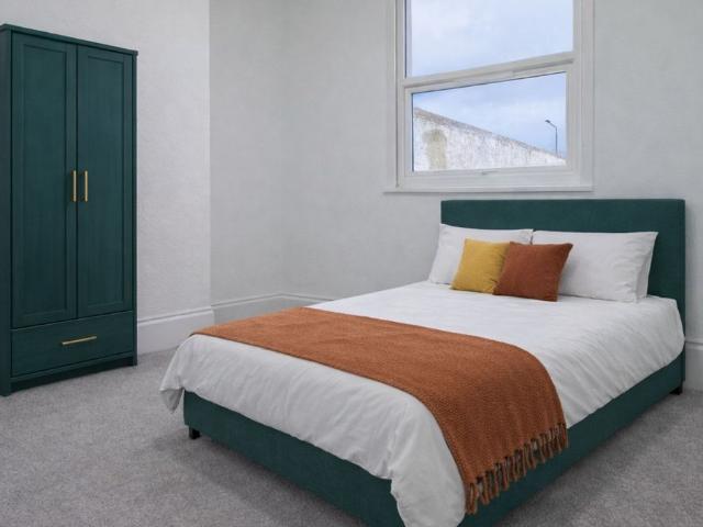 The Slade, London SE18, Room to rent, £800 pcm | PrimeLocation