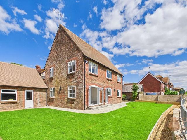 The Slipe, Arundel BN18, 4 bed detached house to rent, £3,000 pcm | PrimeLocation