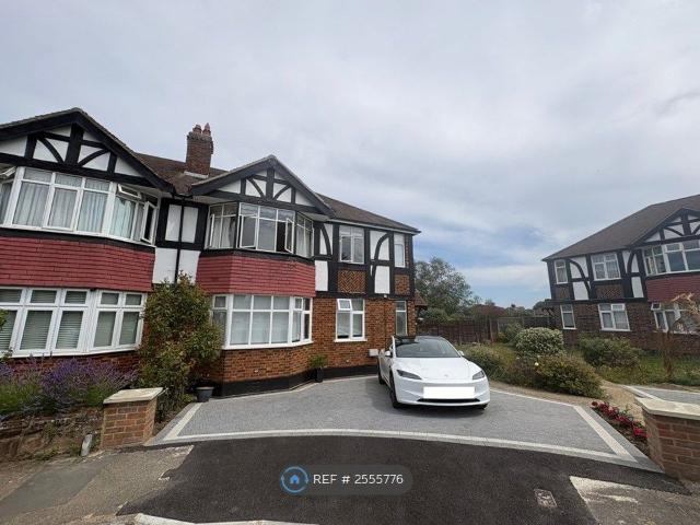 The Spinney, Sutton SM3, 2 bed maisonette to rent, £1,950 pcm | PrimeLocation