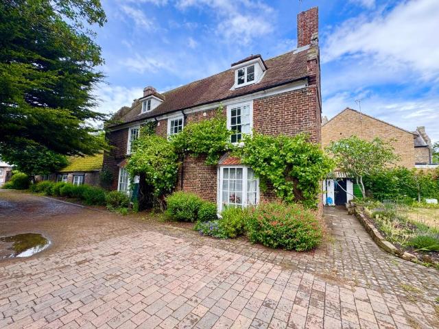 The Square, Birchington, Kent, CT7 4 bed detached house to rent £2,250 pcm £519 pw