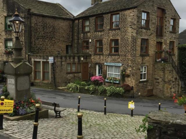 The Square, Dobcross, Saddleworth OL3 3 bed cottage to rent £1,175 pcm £271 pw