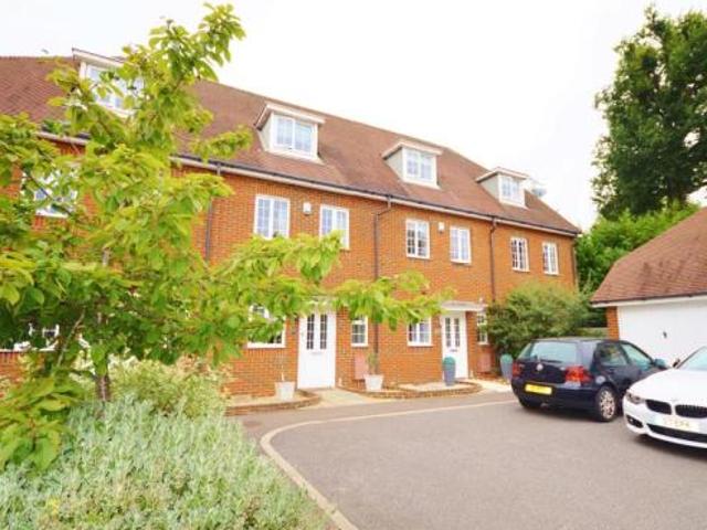 The Squires, Crawley, RH11 3 bed terraced house to rent £2,100 pcm £485 pw